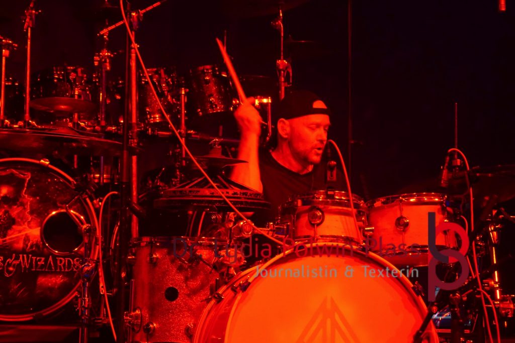 FOTOSTRECKE: DEMONS & WIZARDS und Asylum Pyre in der Batschkapp - Metalogy